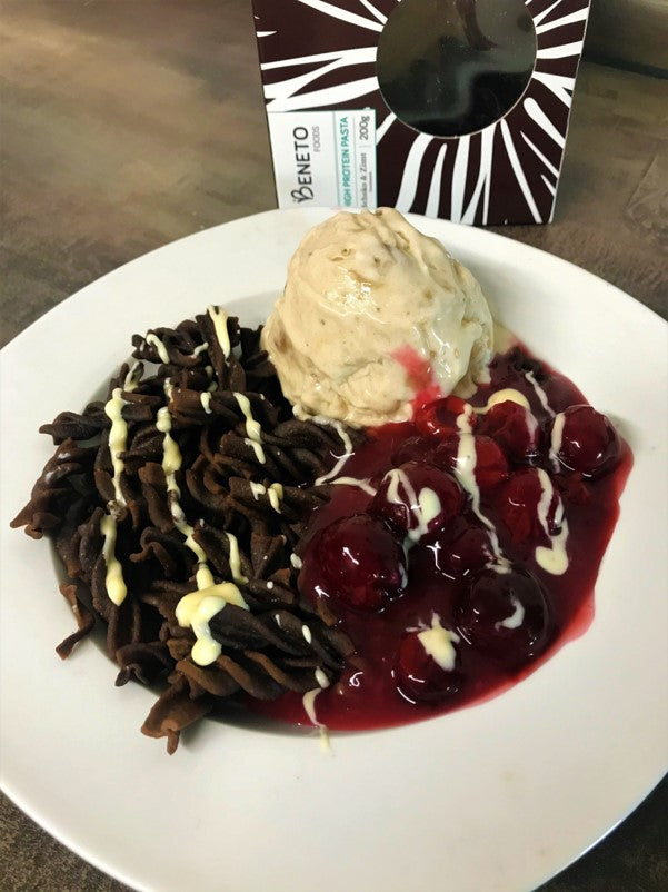 Süße Schokopasta mit Nice Cream und heißen Kirschen – Beneto Foods